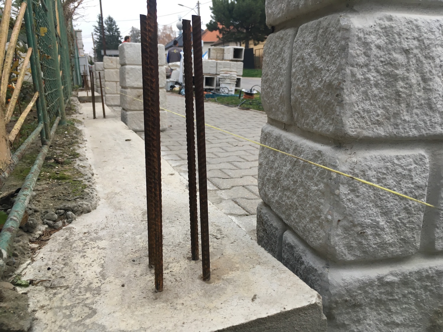 Čaká Vás stavba plota? Na čo nezabudnúť - Lunaploty.sk