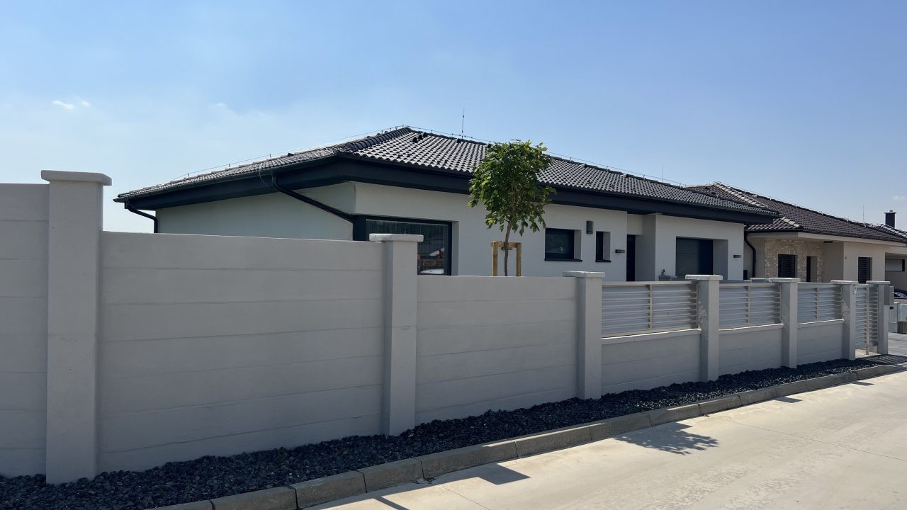 Betónové bariérové a okrasné ploty, nášľapnice a dizajnové riešenia pre ...